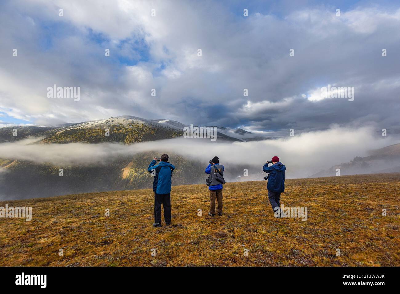 GANZI, CHINA - 16. OKTOBER 2023 - Touristen besuchen den Berg Genyen ...