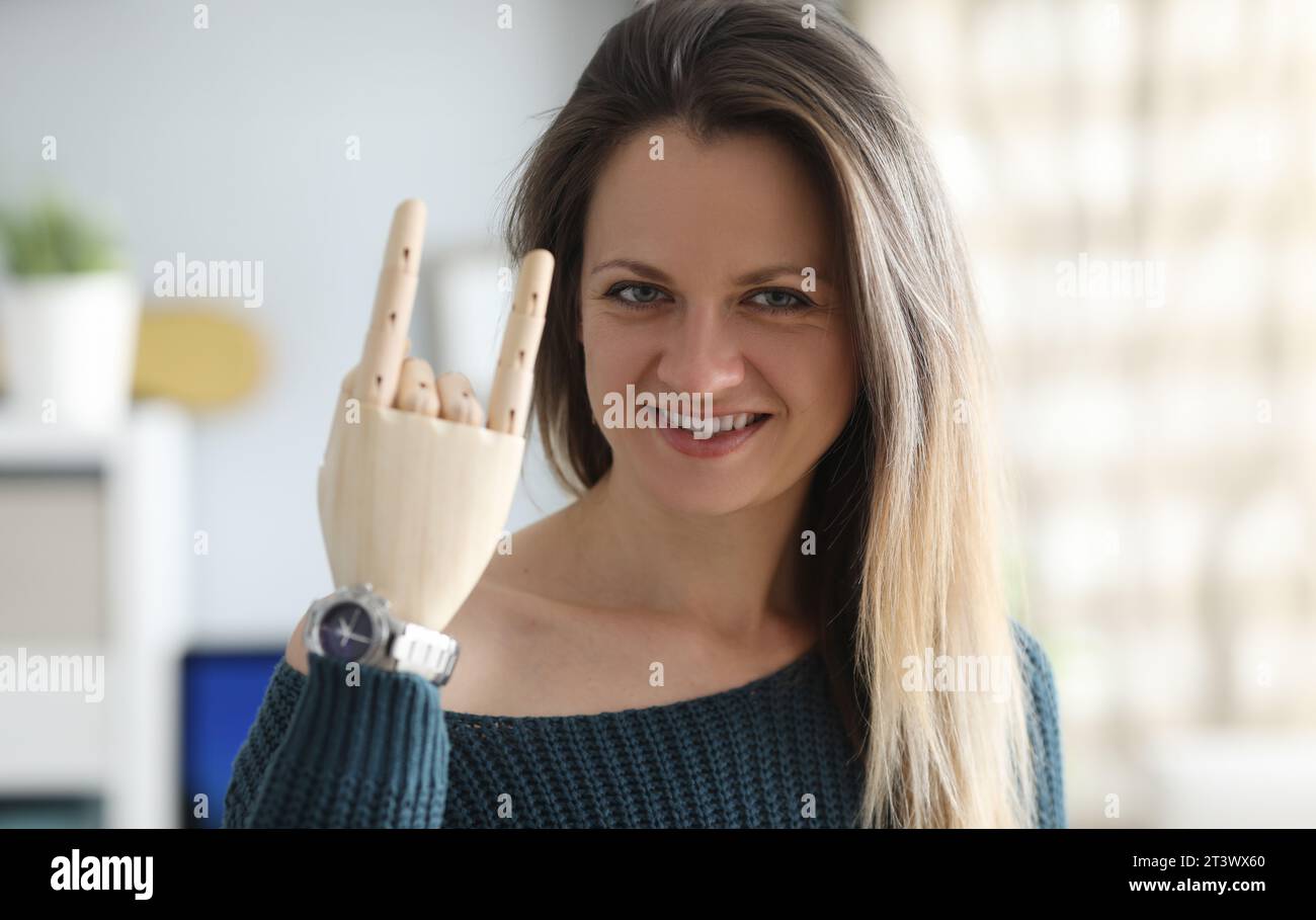 Woman with amputee arm -Fotos und -Bildmaterial in hoher Auflösung – Alamy
