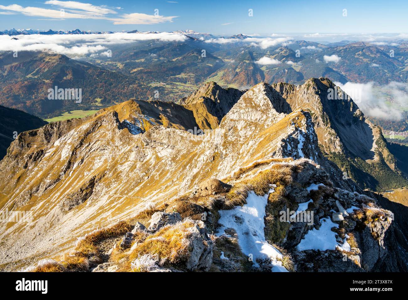 Blick vom Berg Nebelhorn im Allgäu. Berge, Alpen und Wolken. Oberstdorf ...