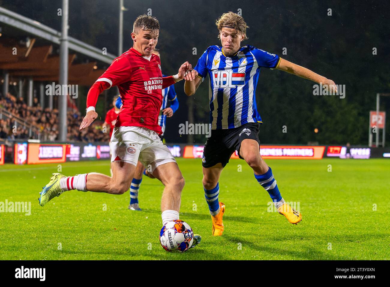 EINDHOVEN, NIEDERLANDE - 23. OKTOBER: Iggy Houben von Jong PSV kämpft ...
