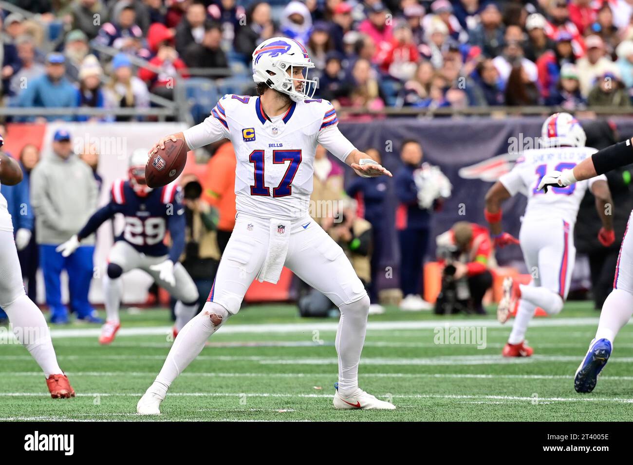 22. Oktober 2023; Buffalo Bills Quarterback Josh Allen (17) wirft in ...