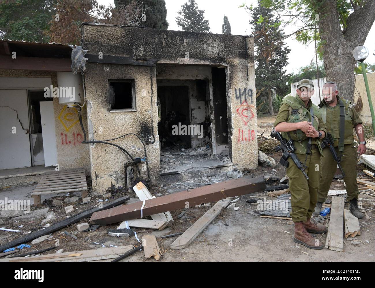 Kibbuz Kfar Aza, Israel. Oktober 2023. Israelische Soldaten inspizieren ...