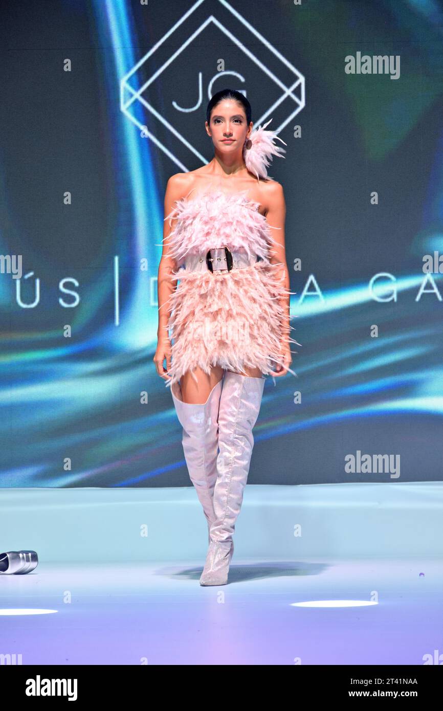 LEON, MEXIKO. OKT. 26. Ein Model spaziert während der Jesus de la Garsa ...