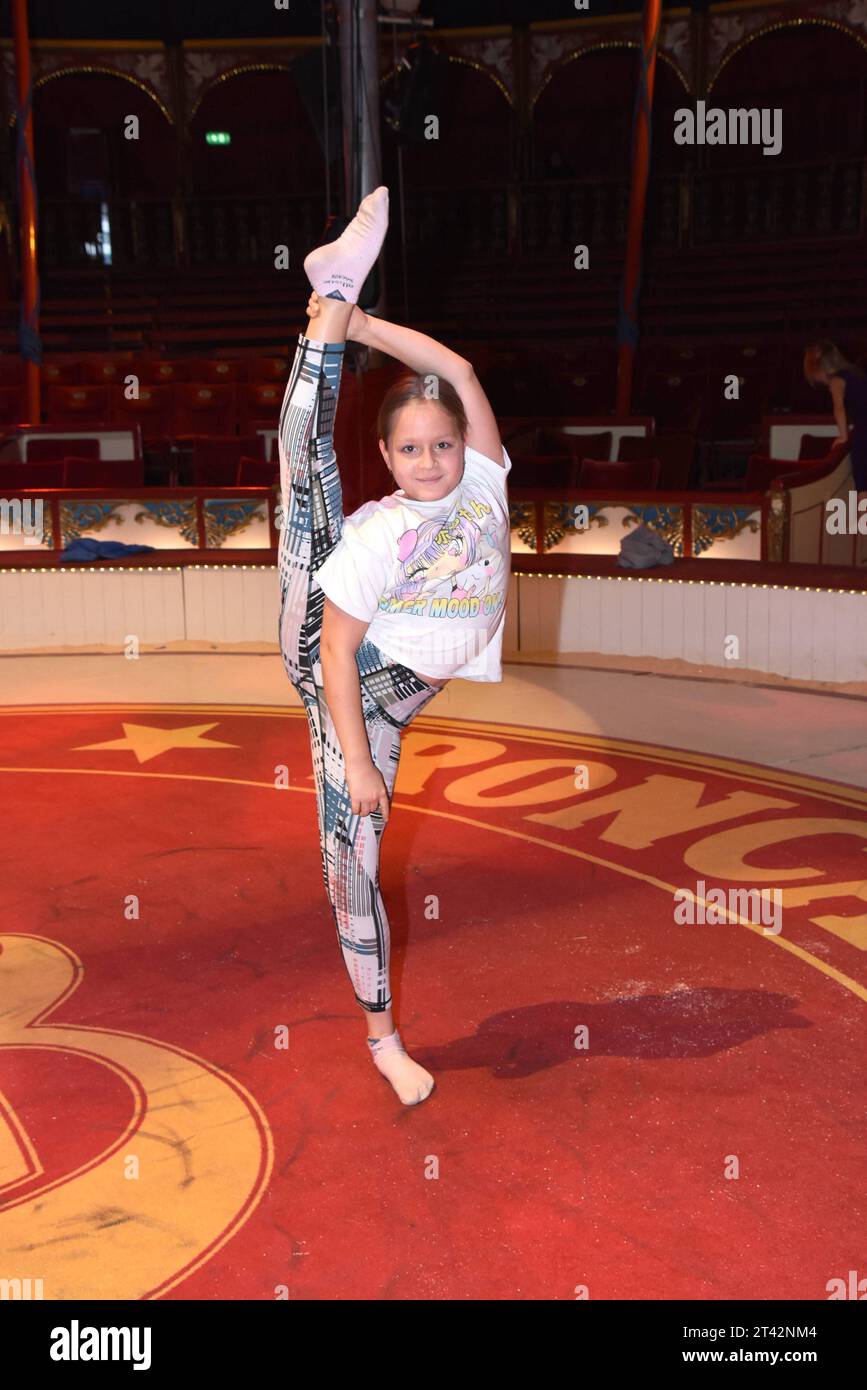 Akrobatische Tochter Liz Sarach 10 von Maria Sarach Handstand Akrobatin ...