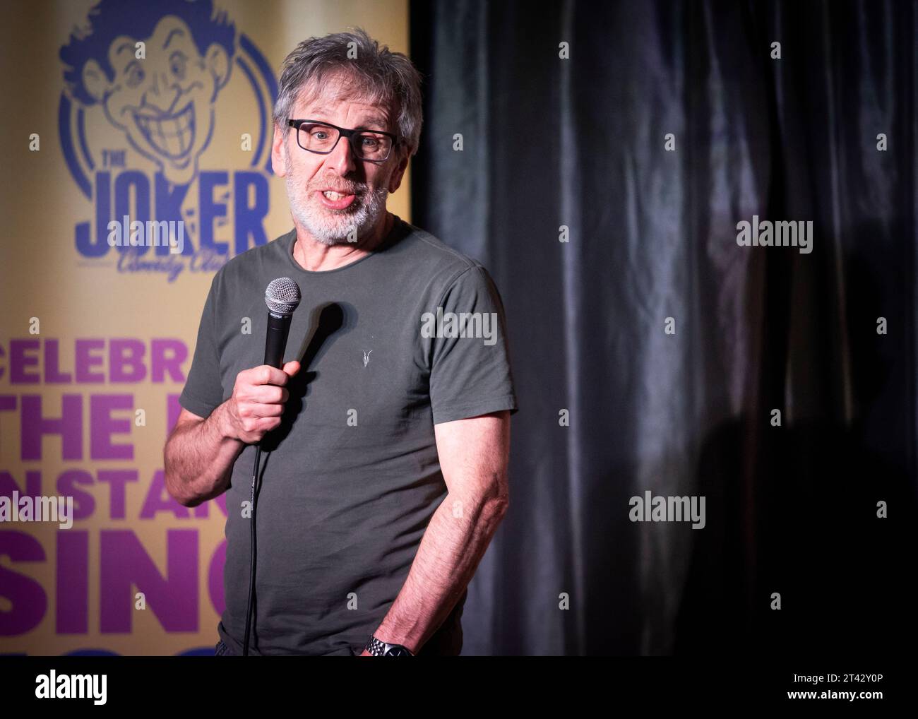 Stand up comedy schaltung -Fotos und -Bildmaterial in hoher Auflösung ...