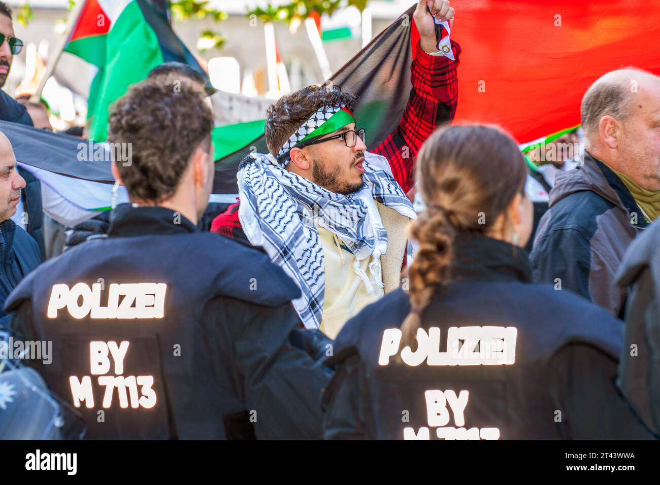 Pro Palästina Demo, Polizei sichert den Demozug, München, 28. Oktober ...