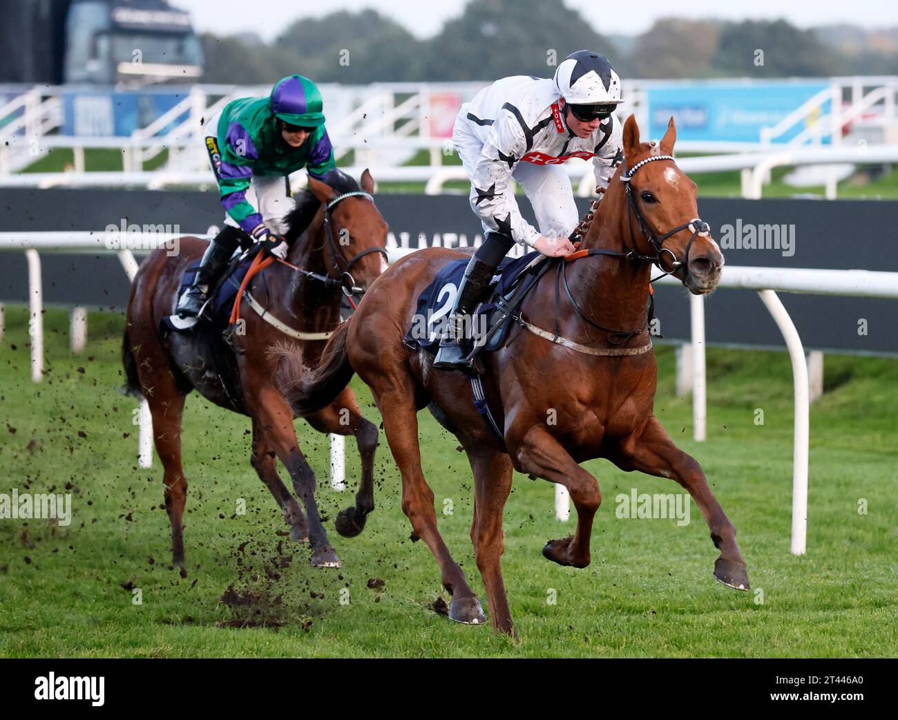 Blickt zurück mit einem Lächeln (rechts), geritten von Jockey Brandon ...