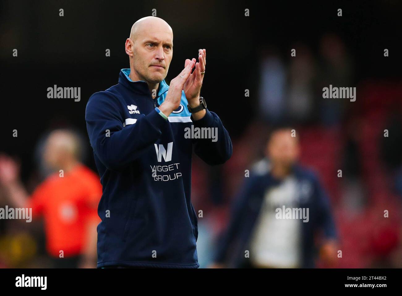 Der Manager von Millwall, Adam Barrett, applaudiert dem fnas nach dem ... Der Manager von Millwall, Adam Barrett, applaudiert dem fnas nach dem ...