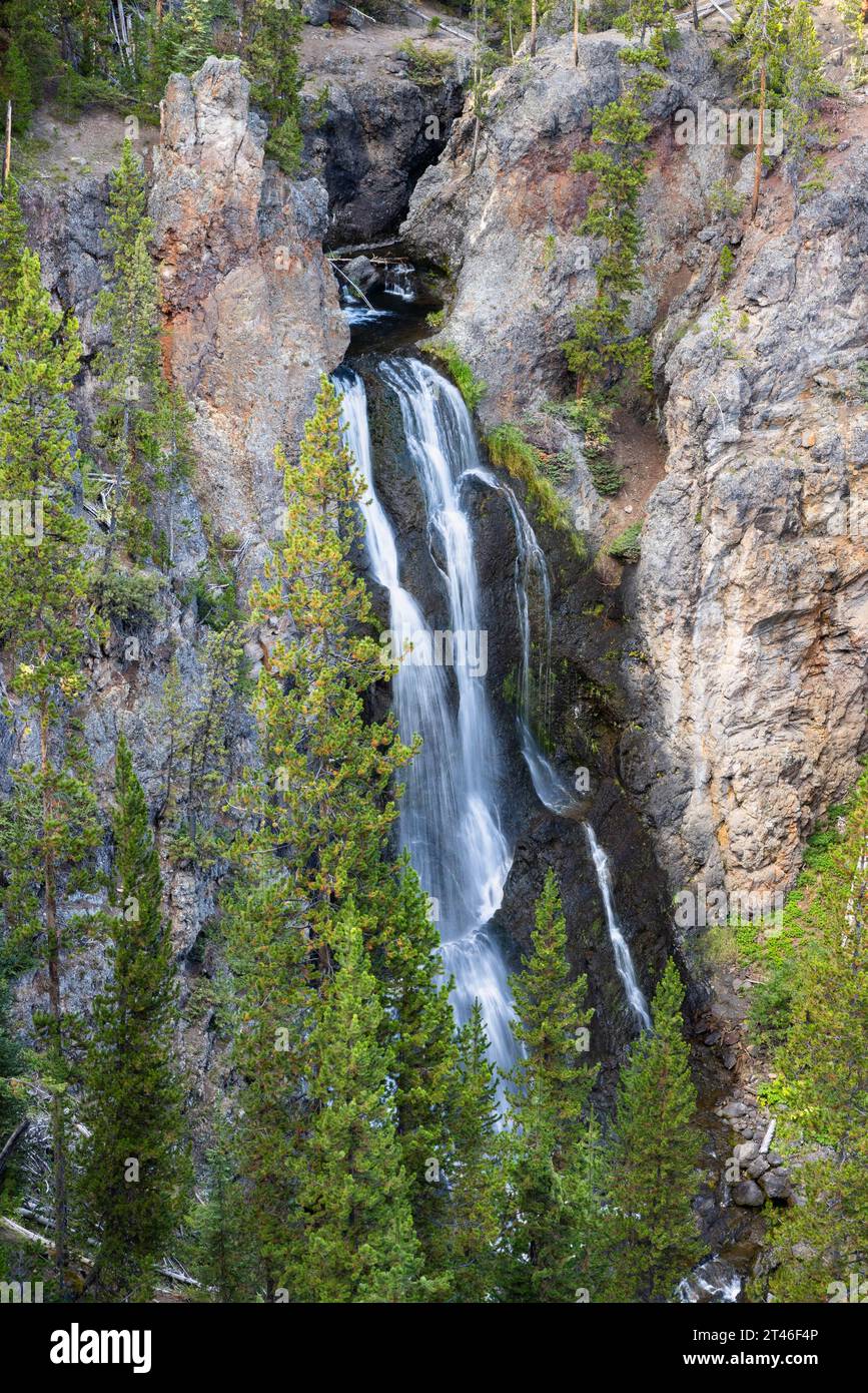 Die beredten Crystal Falls ergießen sich über eine große Klippe entlang ...