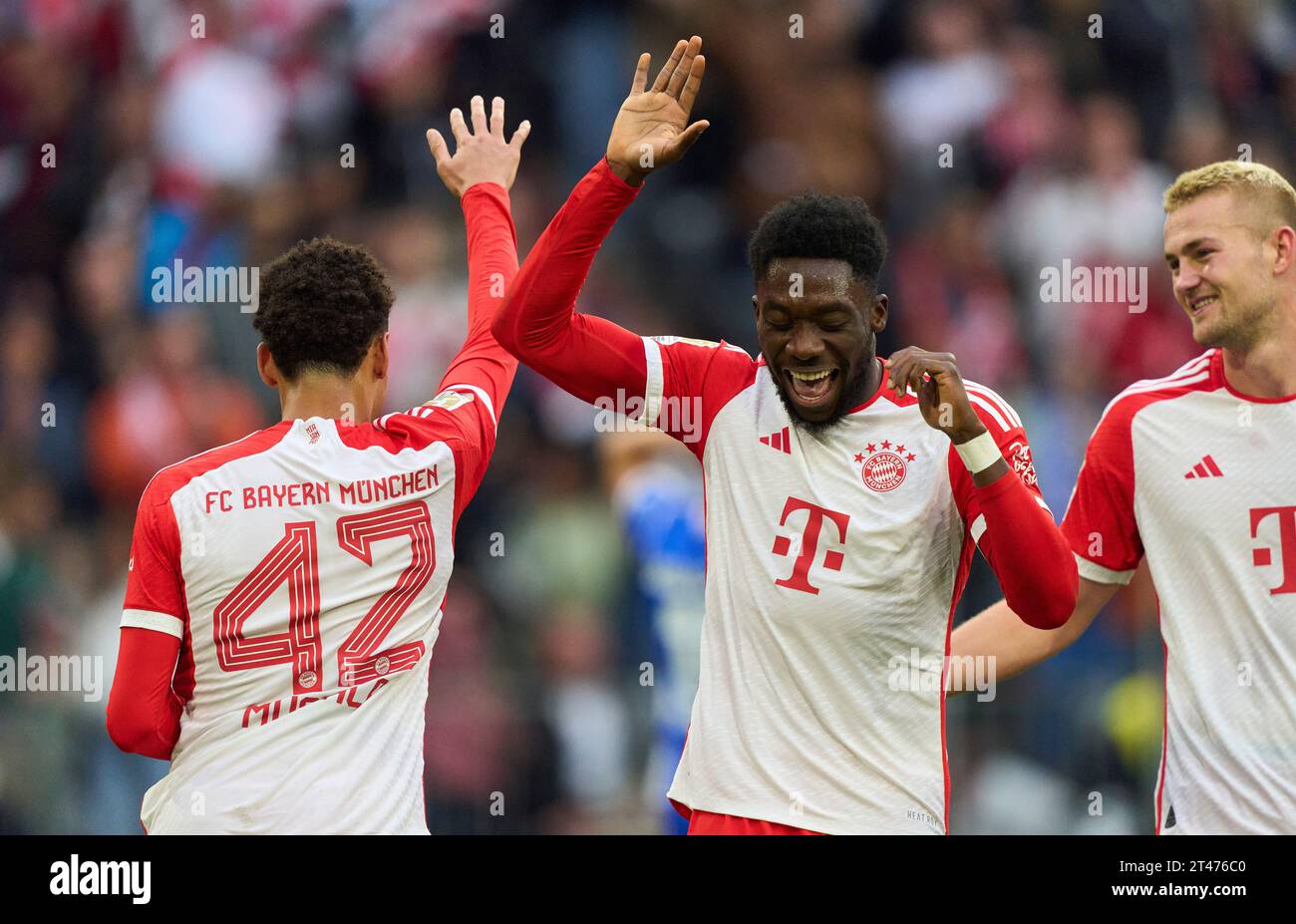 Jamal MUSIALA, FCB 42 feiert sein Tor 3-0, glücklich, lachen, feiern ...