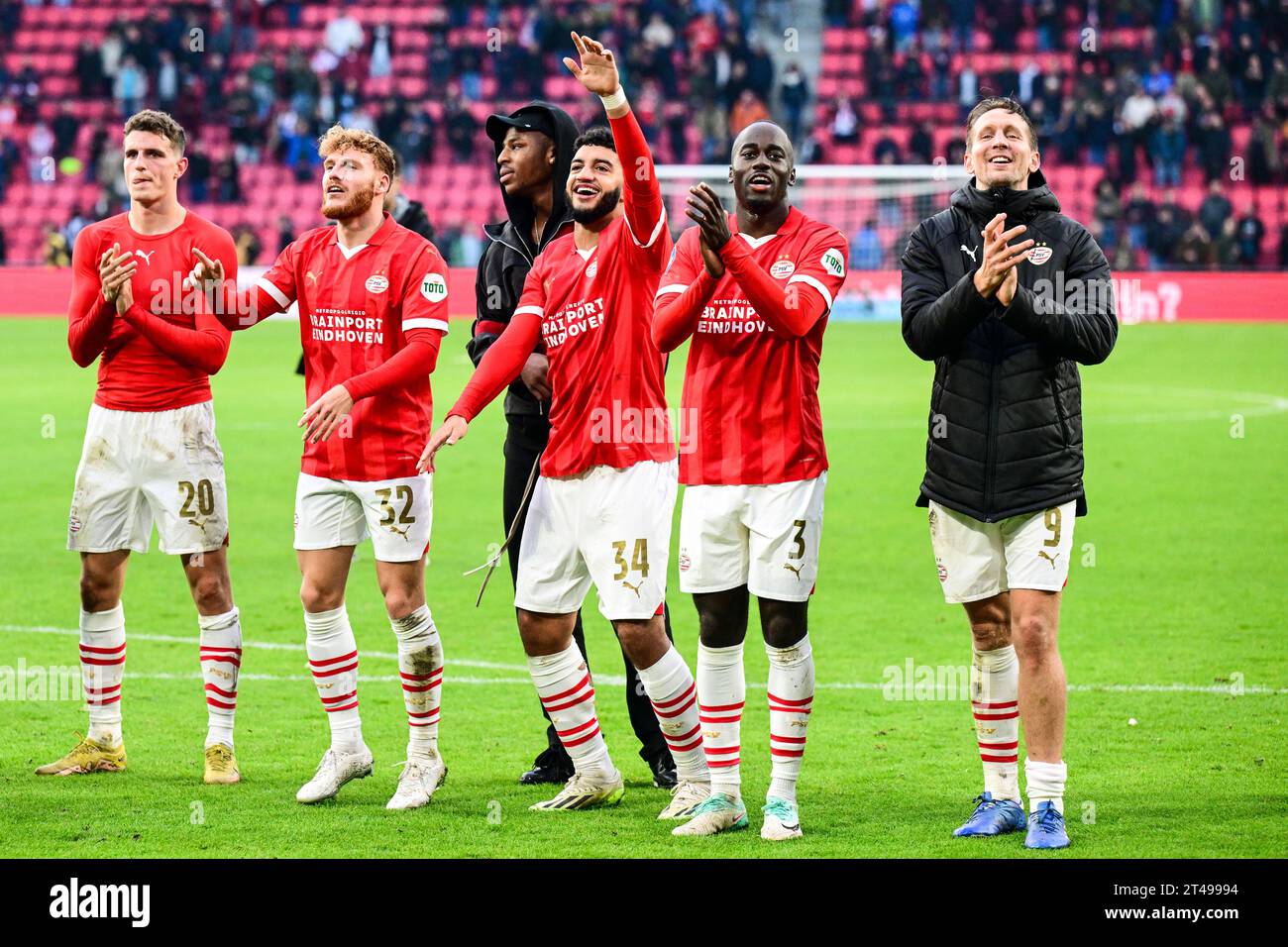 EINDHOVEN - PSV-Spieler feiern den Sieg beim niederländischen ...