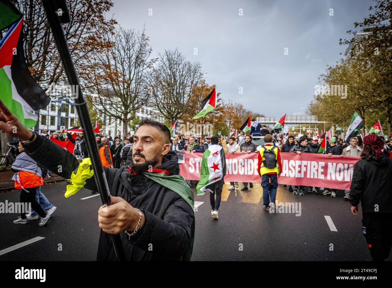 DIE HAAG - Teilnehmer an einer nationalen Demonstration gegen den Krieg ...