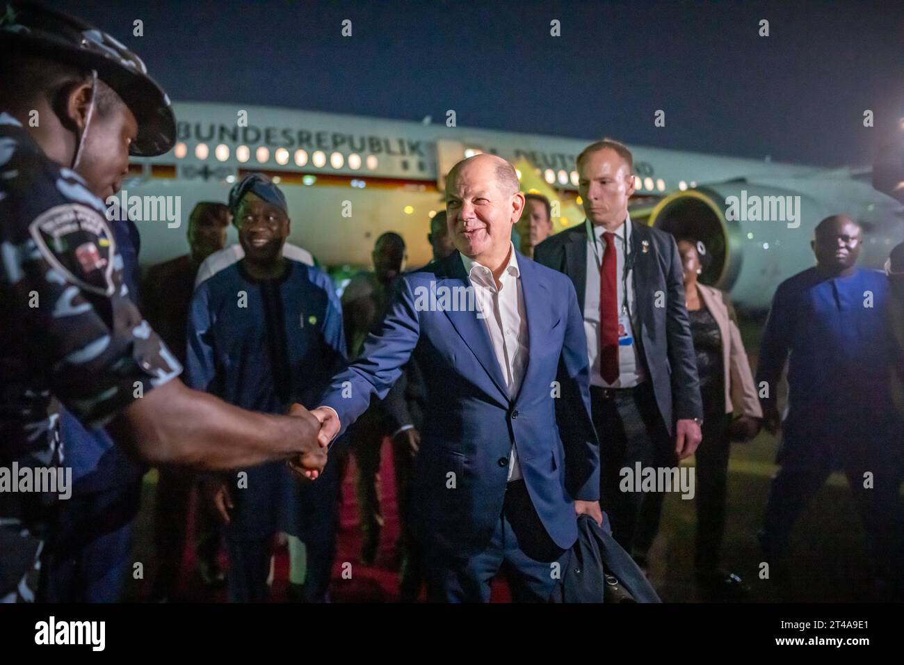 Lagos, Nigeria. 30. Oktober 2023. Bundeskanzler Olaf Scholz (SPD) steigt am Flughafen in der ...
