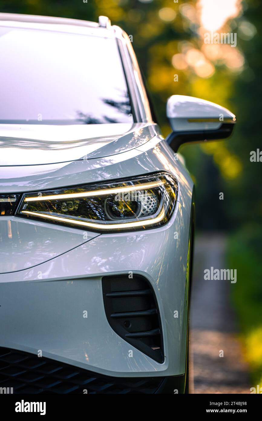 Elektroauto weiß VW ID4 im Wald, Schwarzwald, Gechingen, Deutschland ...