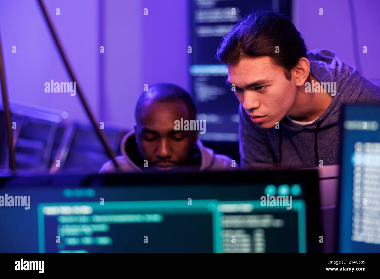 Hacker analysieren und diskutieren bösartigen Code auf ...