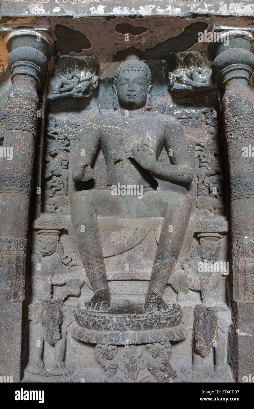Buddha in pralambapadasana -Fotos und -Bildmaterial in hoher Auflösung ...