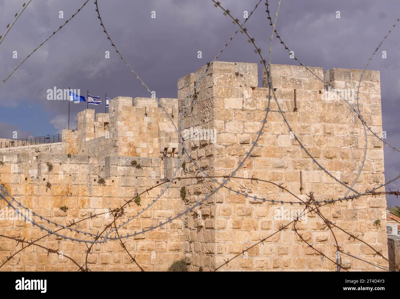 Die israelische Flagge und der Turm der Altstadt von Jerusalem und die Mauer hinter dem ...