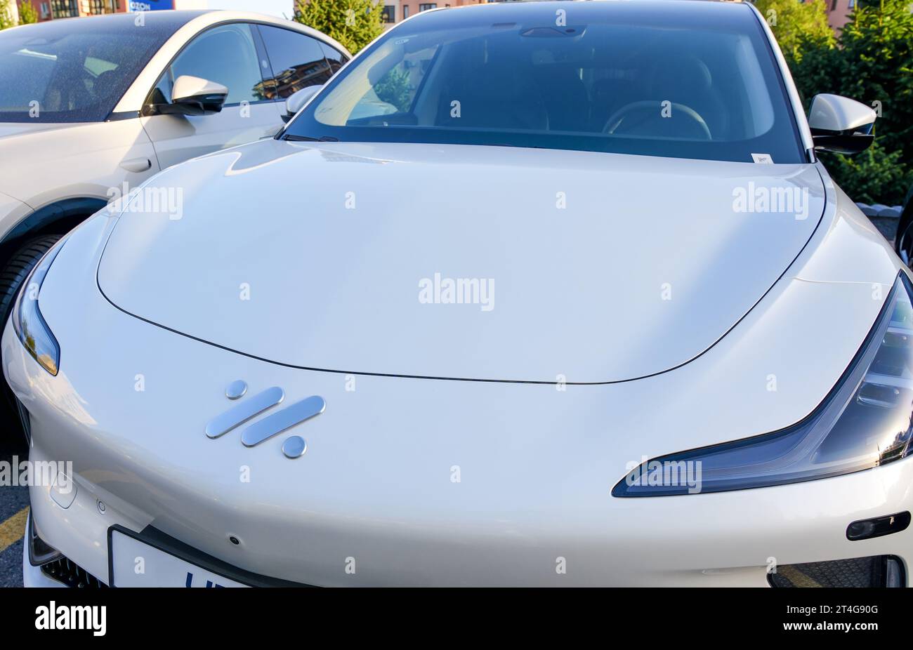 Almaty, Kasachstan – 18. August 2023: Emblem von im Motors auf der ...