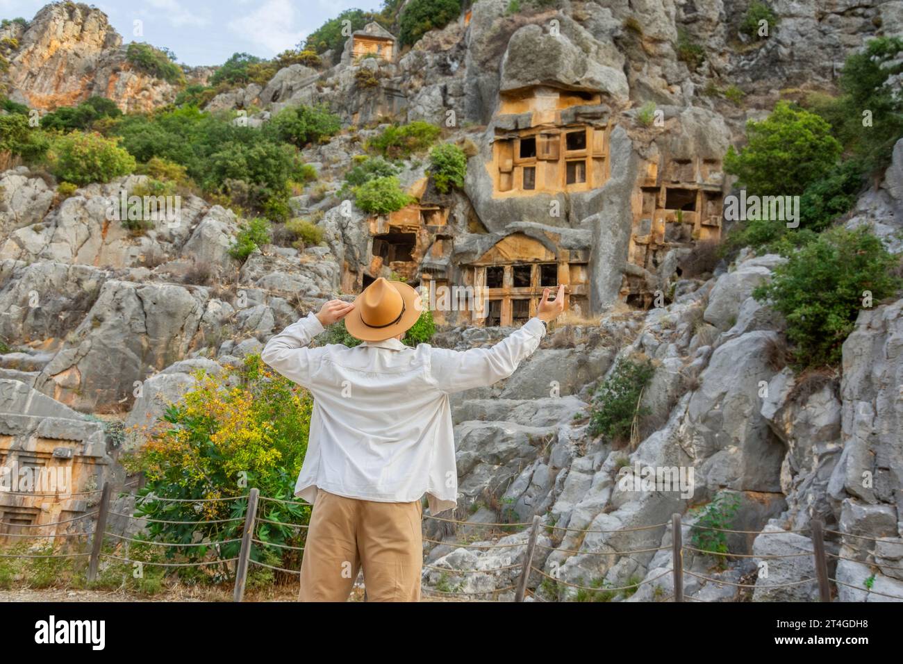 Der Typ mit dem Hut eines Reisenden sieht überrascht aus, als er seine ...