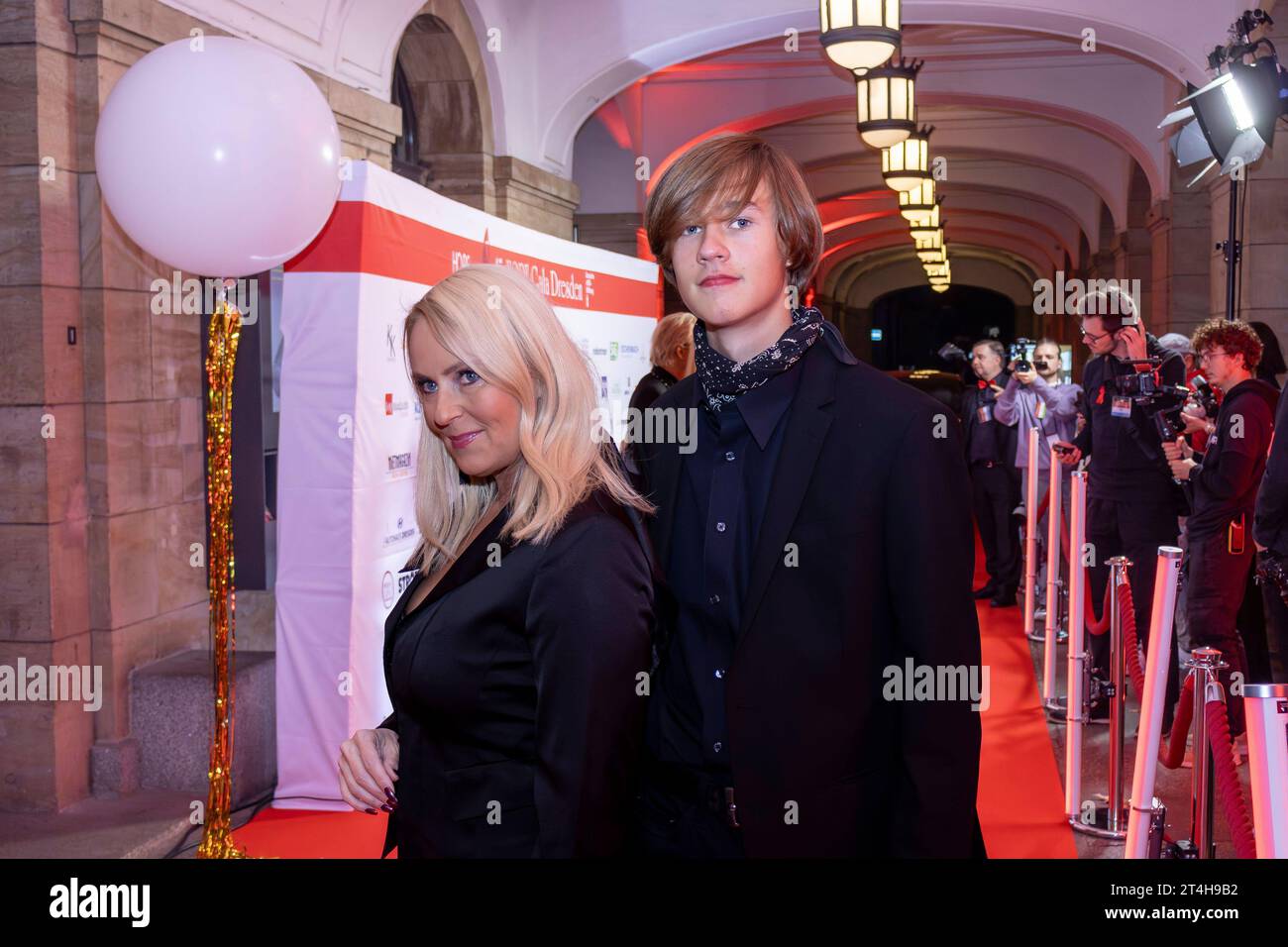 Anja Petzold mit Sohn Tim - Prominente kommen zur 15. Hope Gala im ...