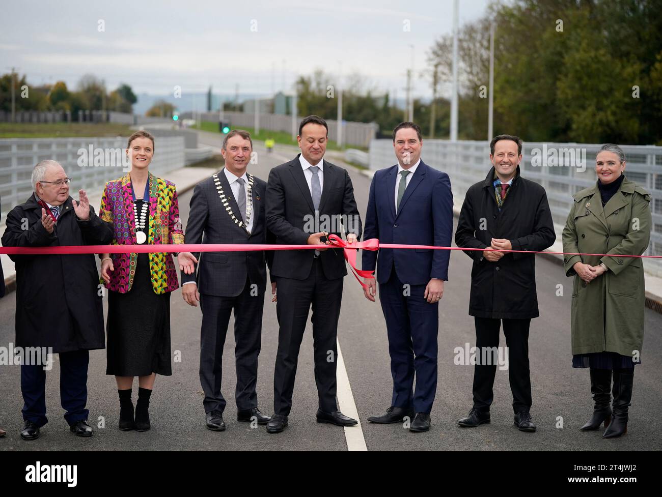 Taoiseach Leo Varadkar (Zentrum) wird von lokalen Politikern und ...