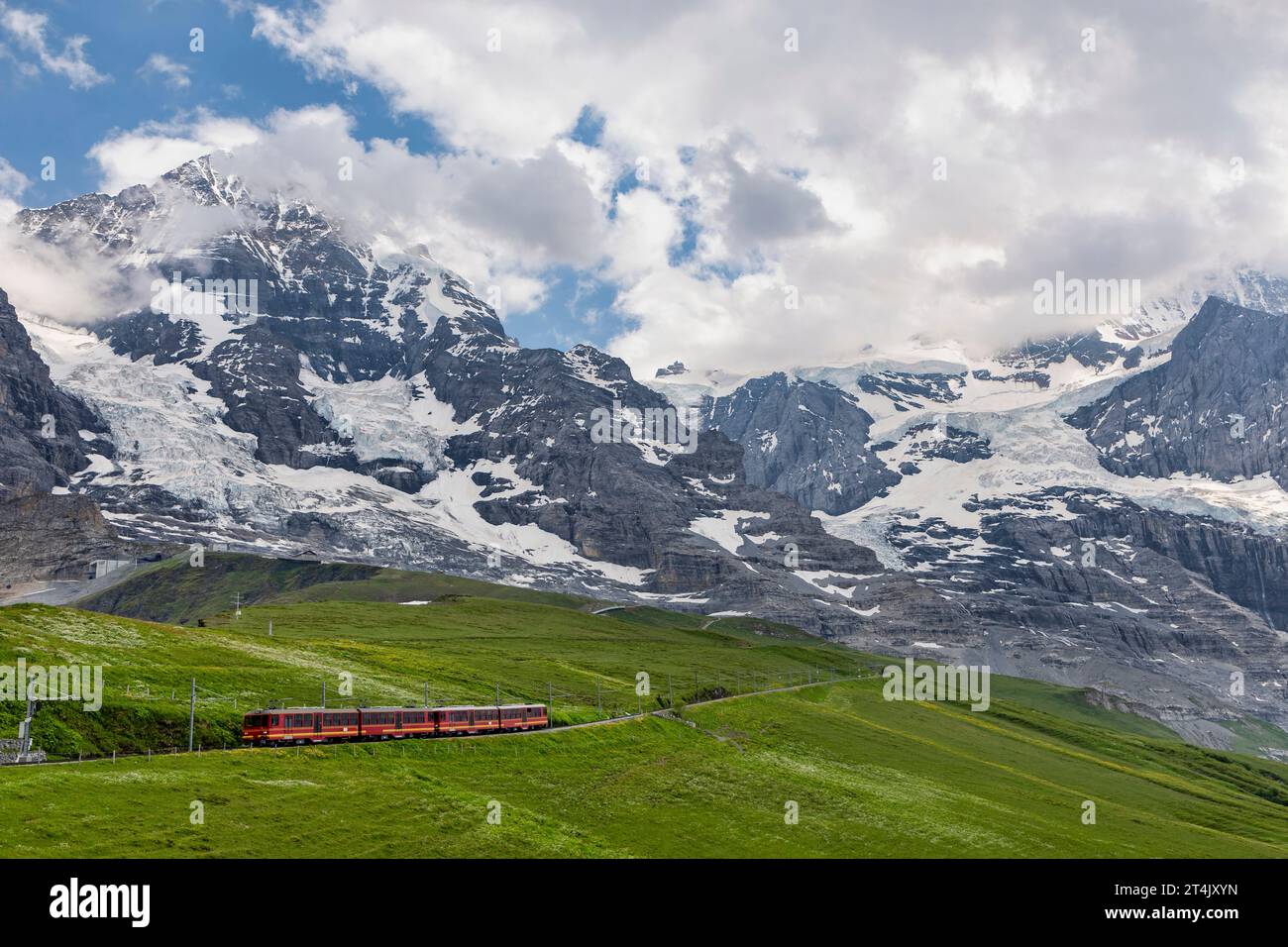 Bergbahn, die vom eigergletscher unter der eiger-Nordwand in Richtung ...