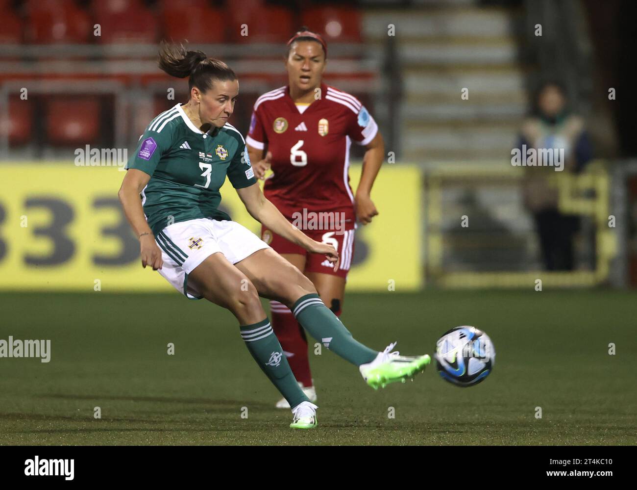 Demi Vance aus Nordirland kontrolliert den Ball während des ...