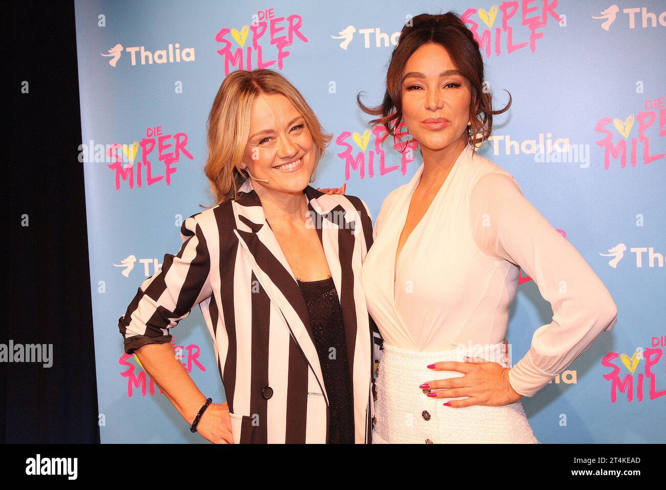 Verona Pooth mit Moderatorin Lisa Feller bei der Veranstaltung für ihr ...