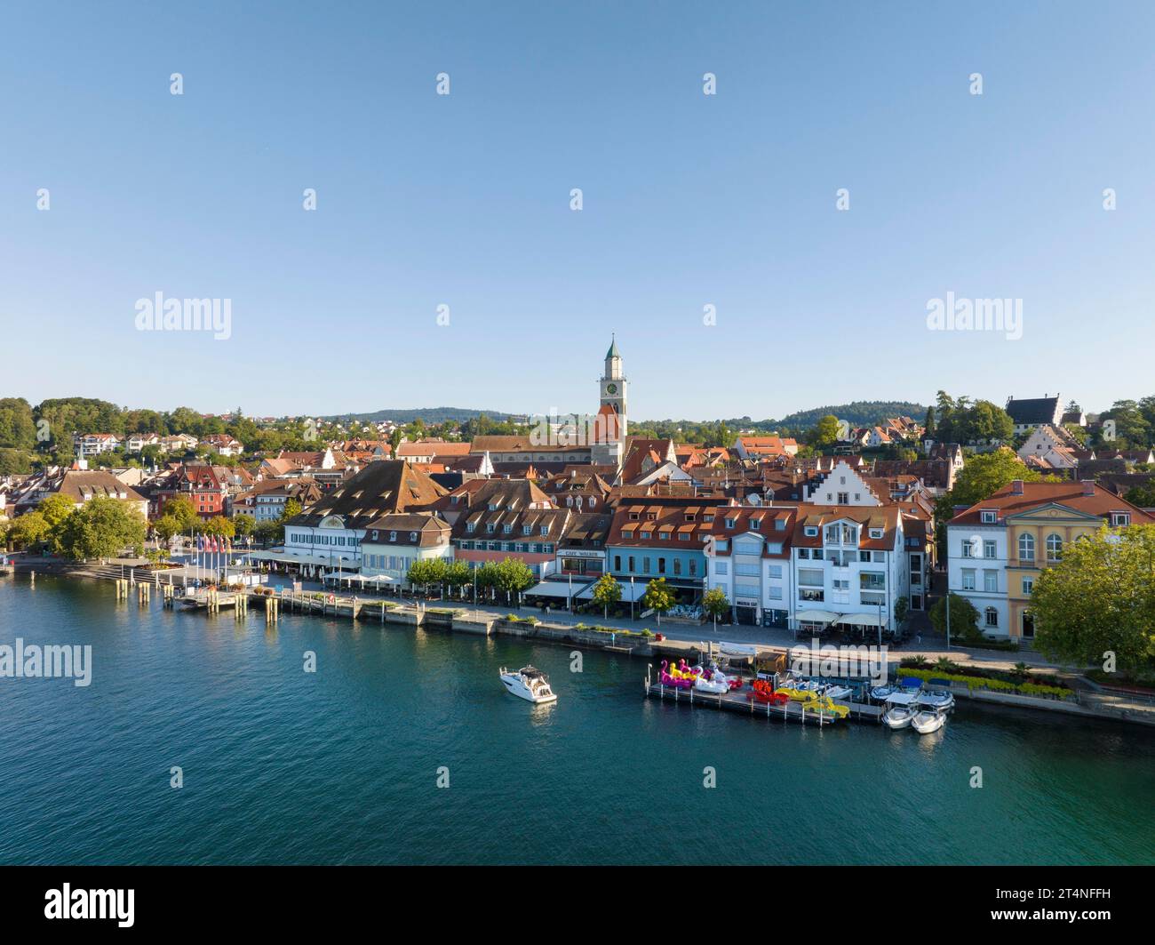 Luftaufnahme der Stadt Ueberlingen am Bodensee mit der Seepromenade ...