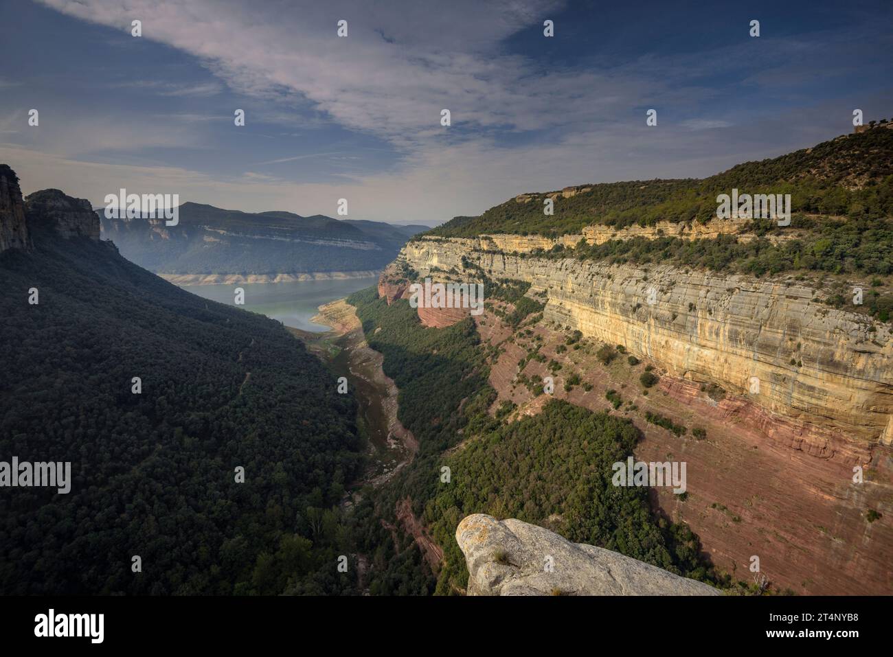 Blick von Morro de l'Abella auf den Sau-Stausee, fast leer aufgrund der ...