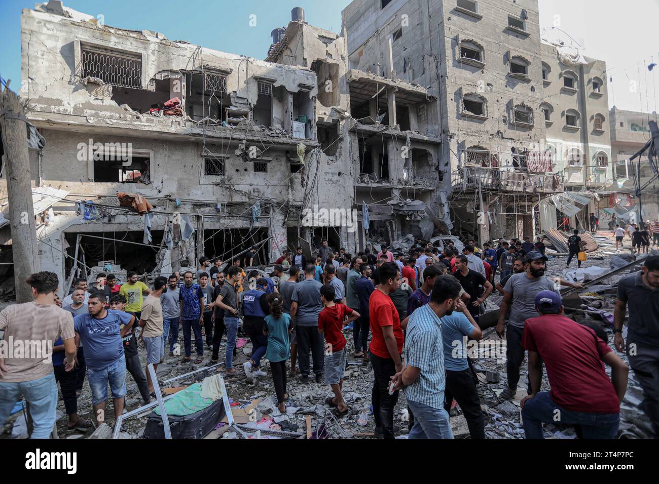 Gaza. November 2023. Die Menschen kontrollieren Ruinen nach den israelischen Luftangriffen im ...