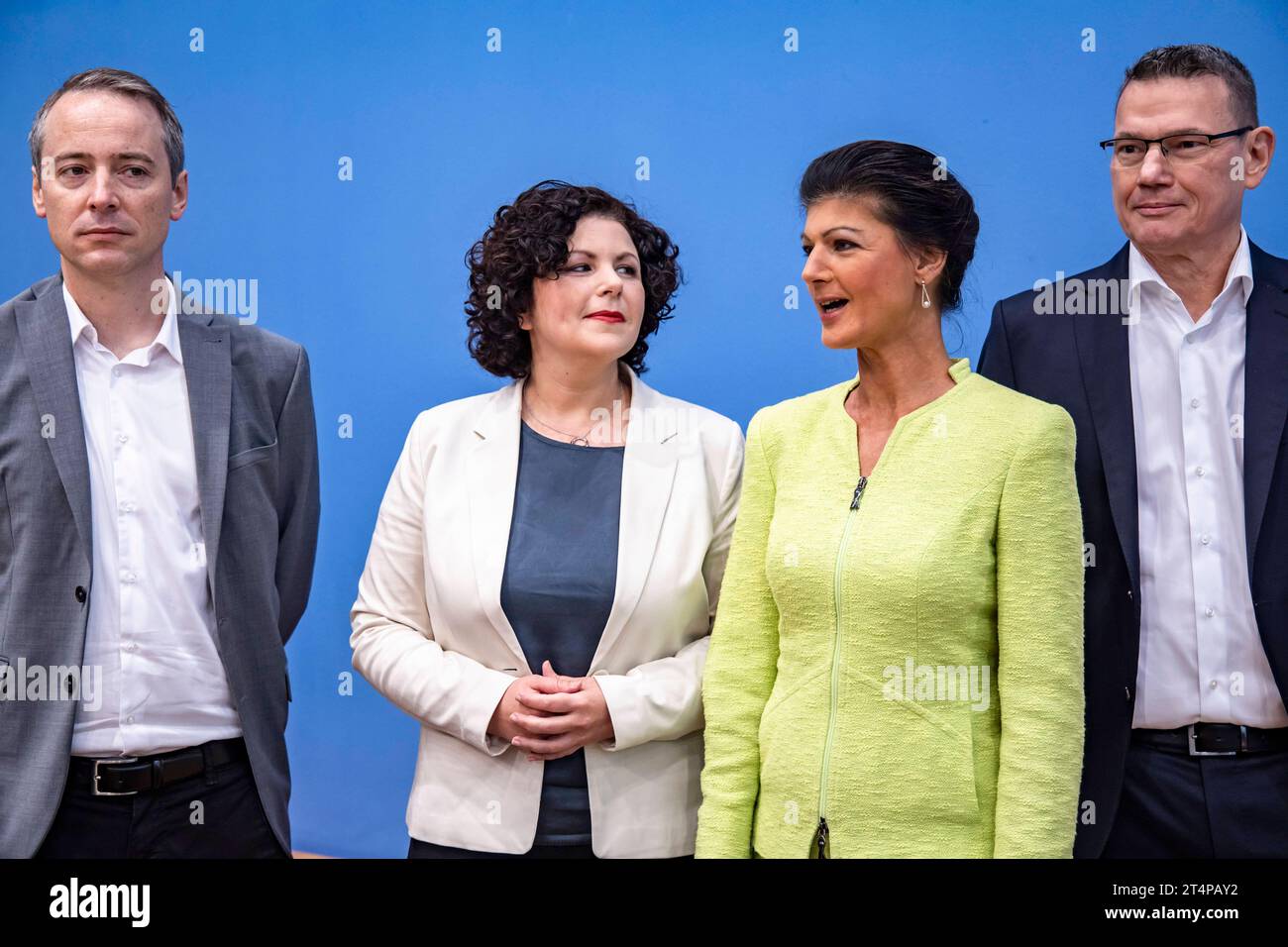 Sahra Wagenknecht C posiert für ein Bild mit Amira Mohamed Ali 2L, Lukas Schoen L und Ralph ...