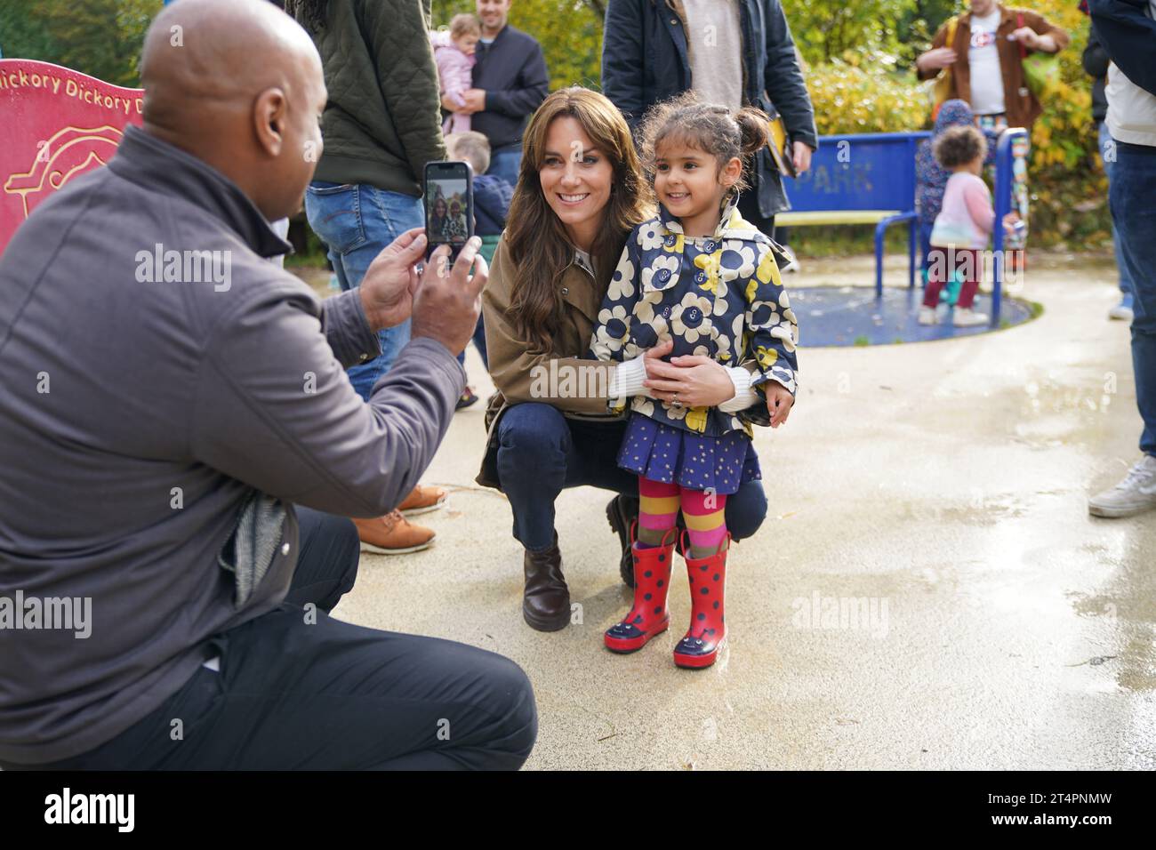 Die Prinzessin von Wales trifft Maya Sanmuganathan, 3, während eines ...