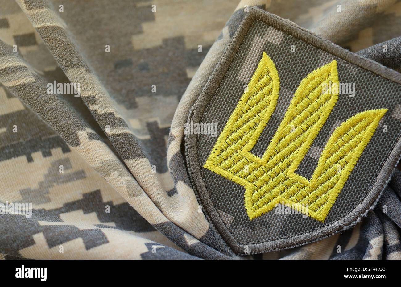 Symbol der ukrainischen Armee auf der Tarnuniform eines ukrainischen ...