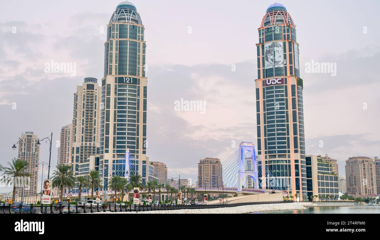 Pearl, Katar - 01. November 2023: Gewan-Brücke am Eingang des ...