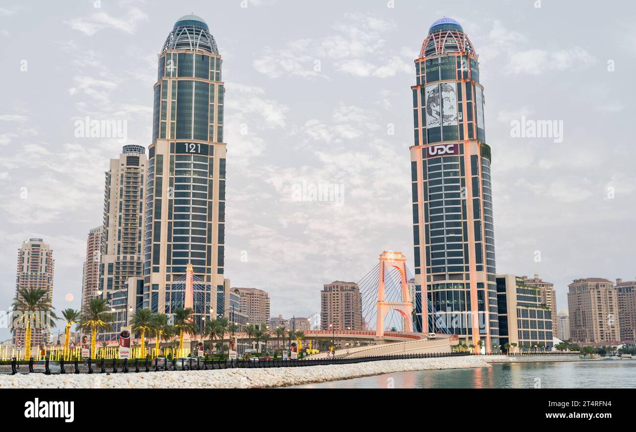 Pearl, Katar - 01. November 2023: Gewan-Brücke am Eingang des ...