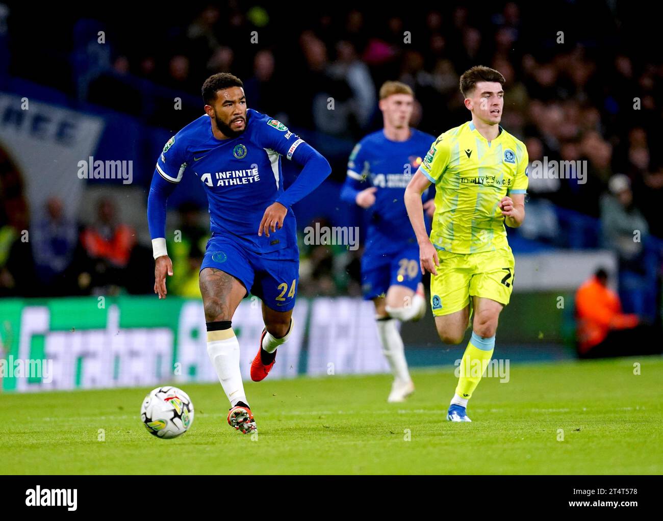 Chelsea's Reece James (links) und Andrew Moran der Blackburn Rovers ...
