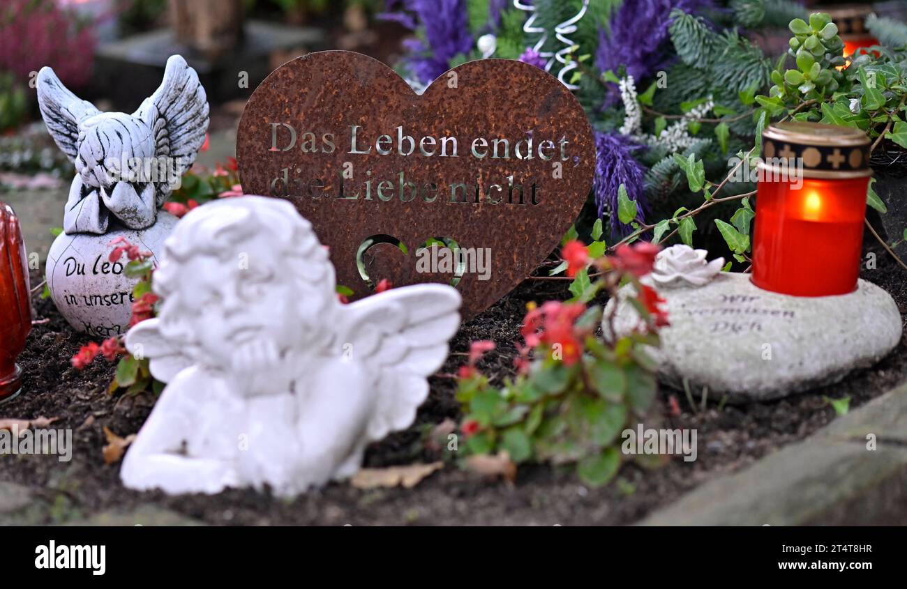 Friedhof, Trauer, Grabschmuck, Grabgestecke, Gedenken an die Toten, Allerheiligen, Totensonntag ...
