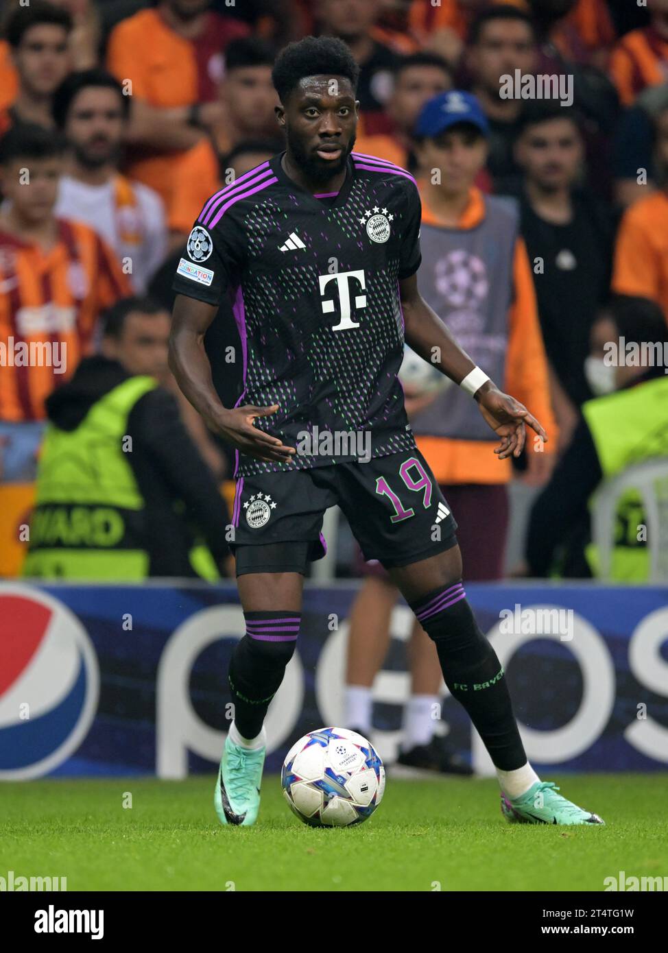 ISTANBUL - Alphonso Davies vom FC Bayern München während der UEFA Champions League Gruppe Ein ...