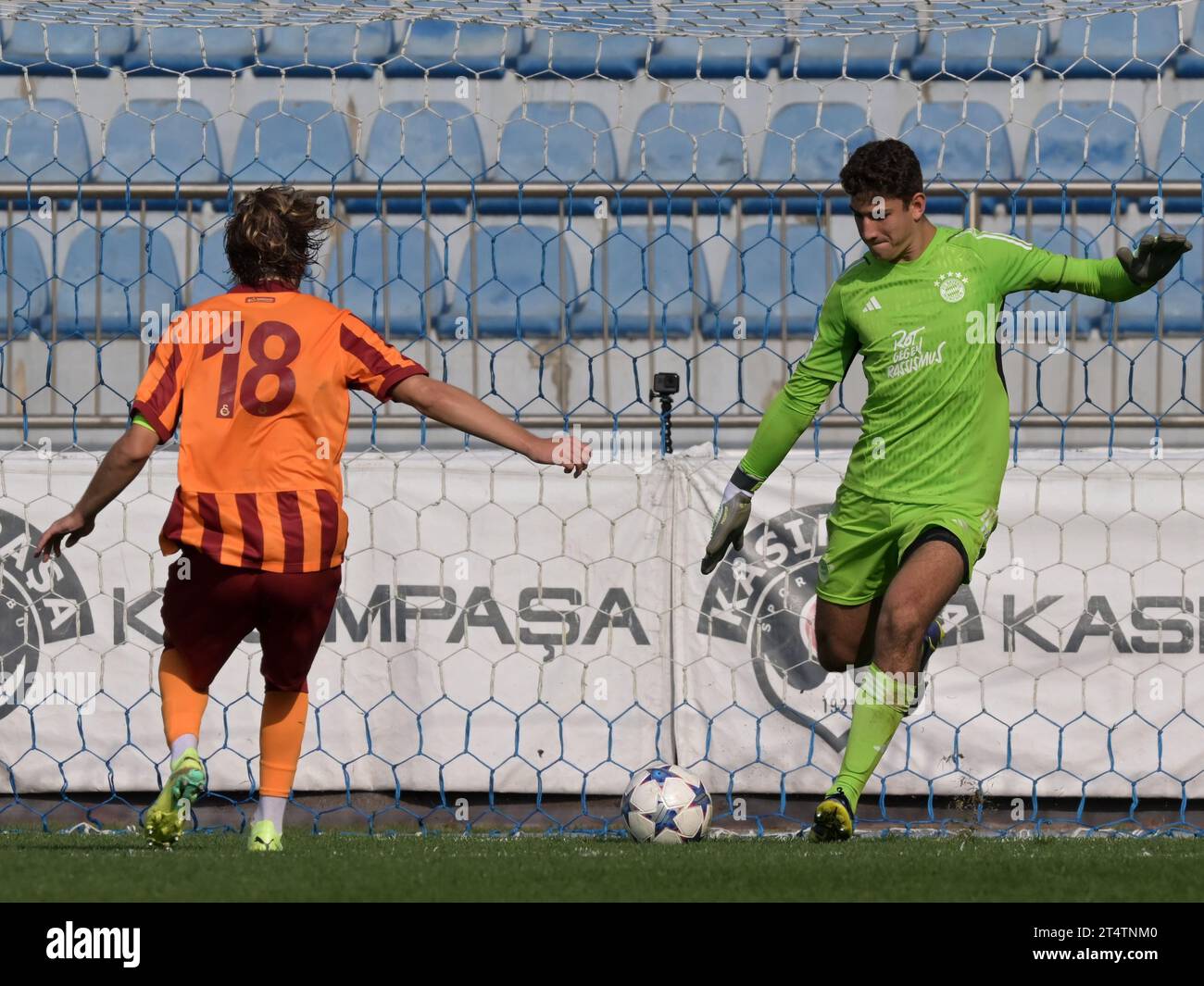 ISTANBUL - (l-r) Hamza Akman von Galatasaray U19, FC Bayern München U19 ...