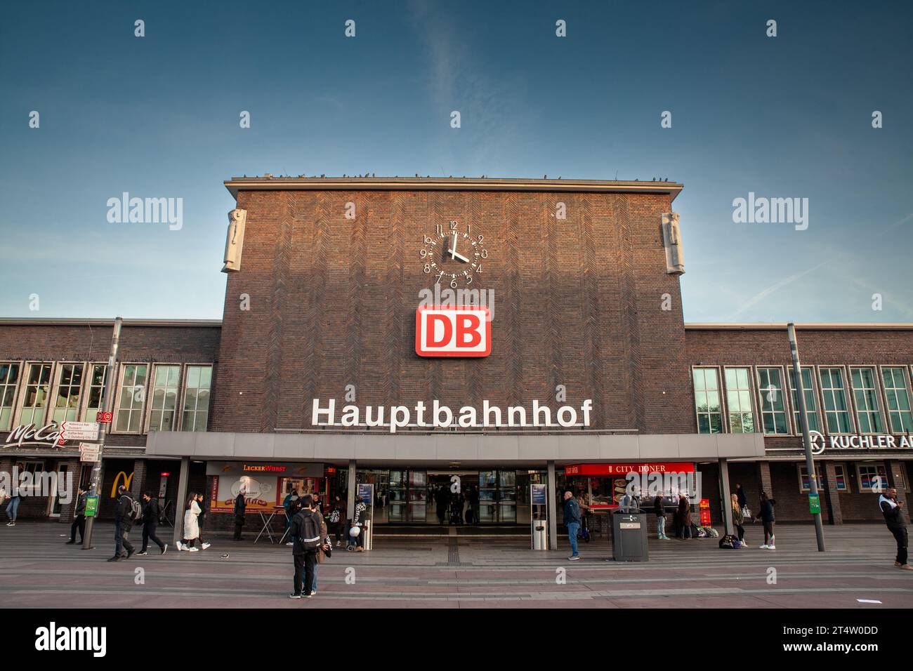 Duisburg hauptbahnhof -Fotos und -Bildmaterial in hoher Auflösung – Alamy