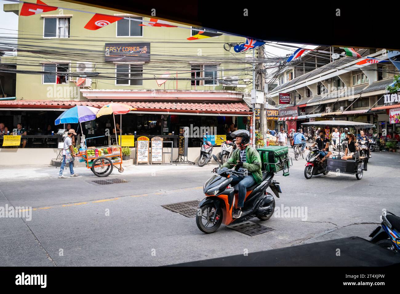 Ein Blick auf die bekannte enge Kurve auf Soi Buakhao in Pattaya ...