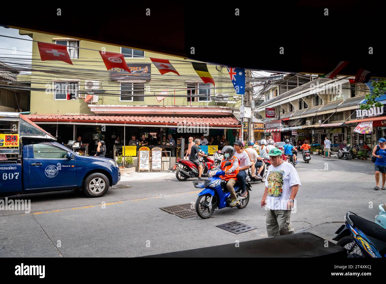 Ein Blick auf die bekannte enge Kurve auf Soi Buakhao in Pattaya ...