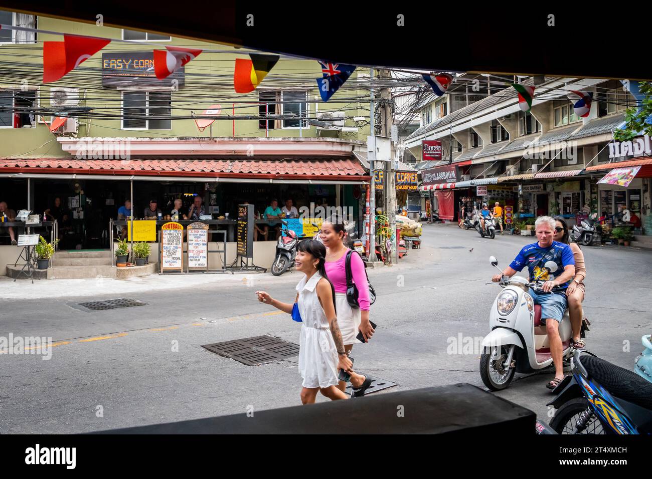 Ein Blick auf die bekannte enge Kurve auf Soi Buakhao in Pattaya ...