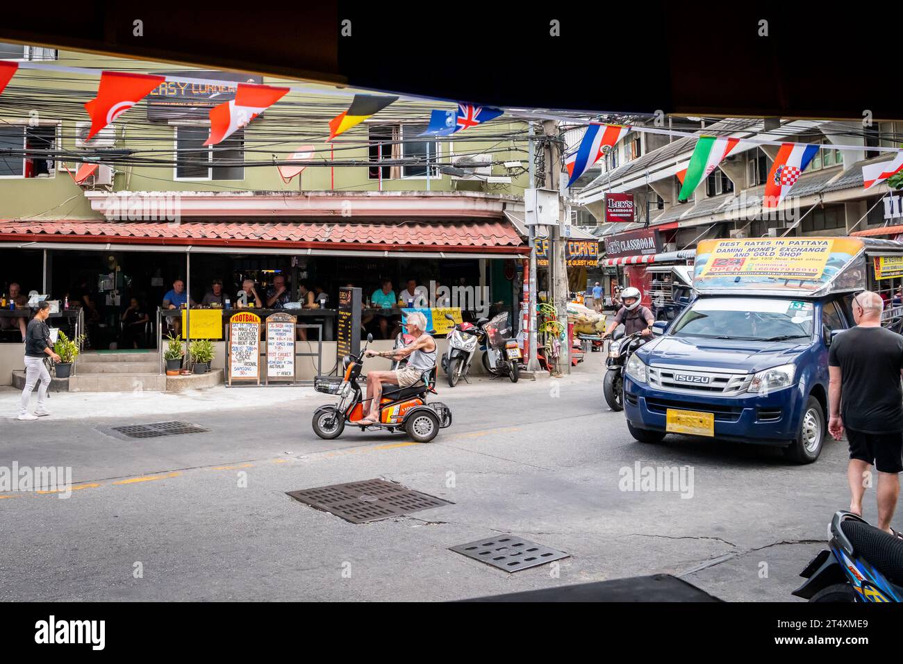 Ein Blick auf die bekannte enge Kurve auf Soi Buakhao in Pattaya ...
