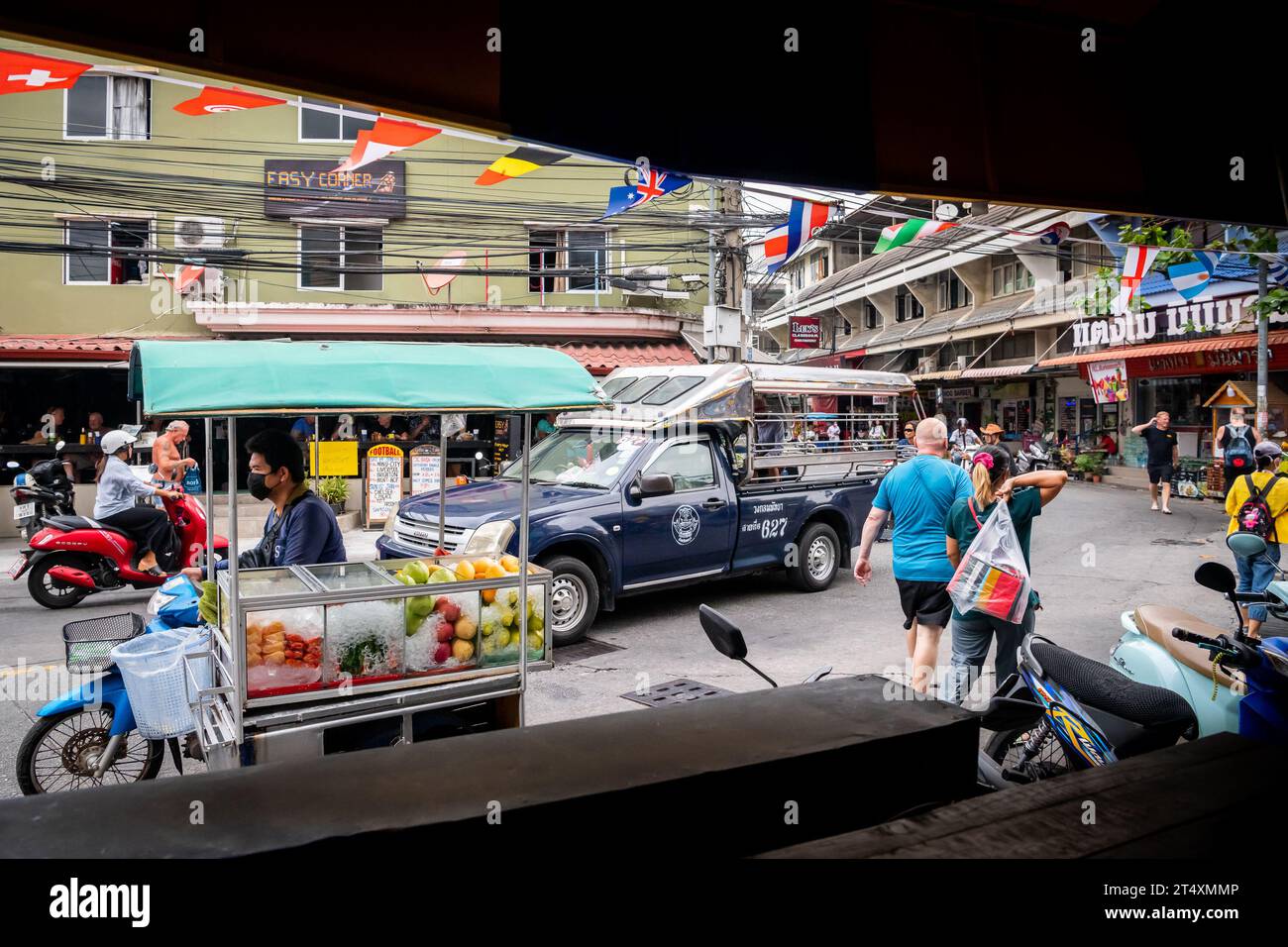 Ein Blick auf die bekannte enge Kurve auf Soi Buakhao in Pattaya ...