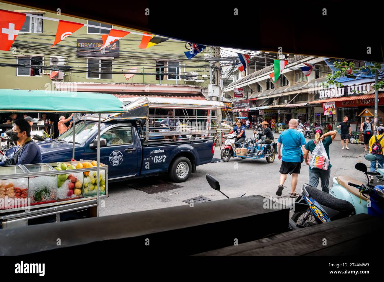 Ein Blick auf die bekannte enge Kurve auf Soi Buakhao in Pattaya ...