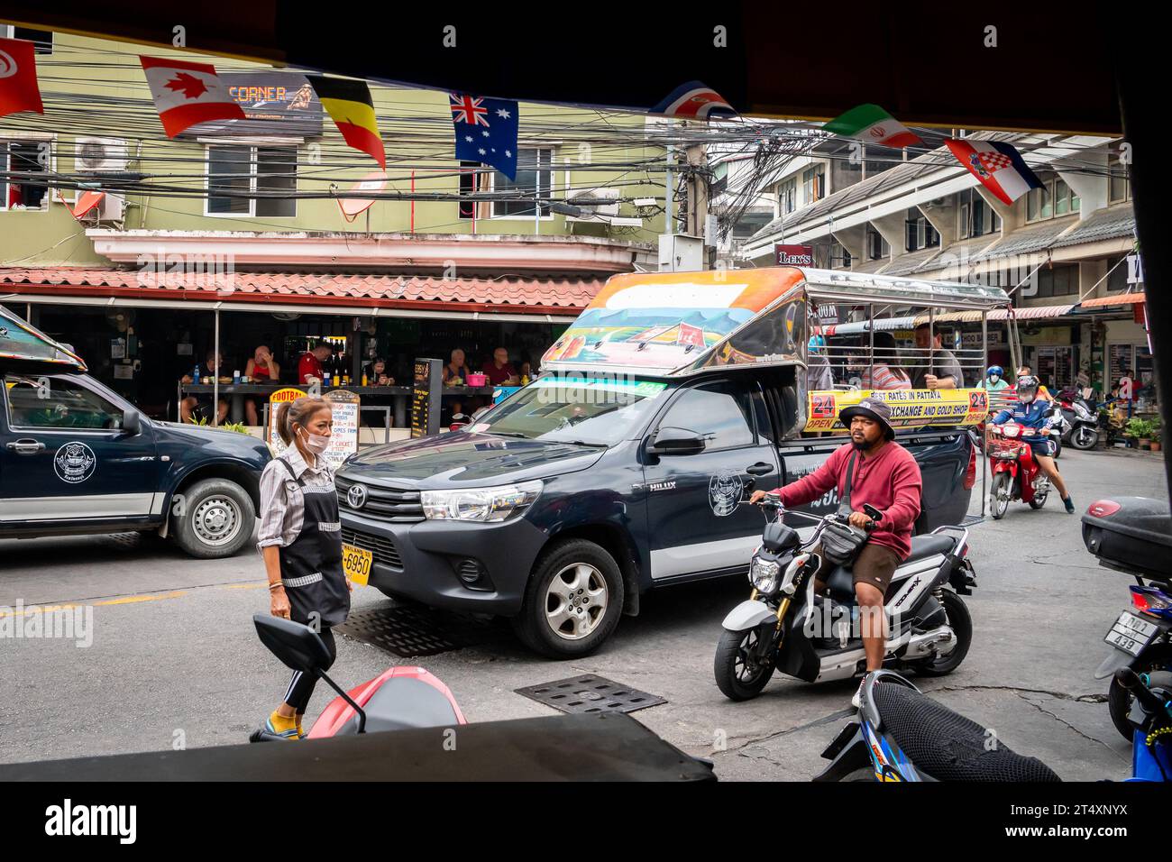Ein Blick auf die bekannte enge Kurve auf Soi Buakhao in Pattaya ...