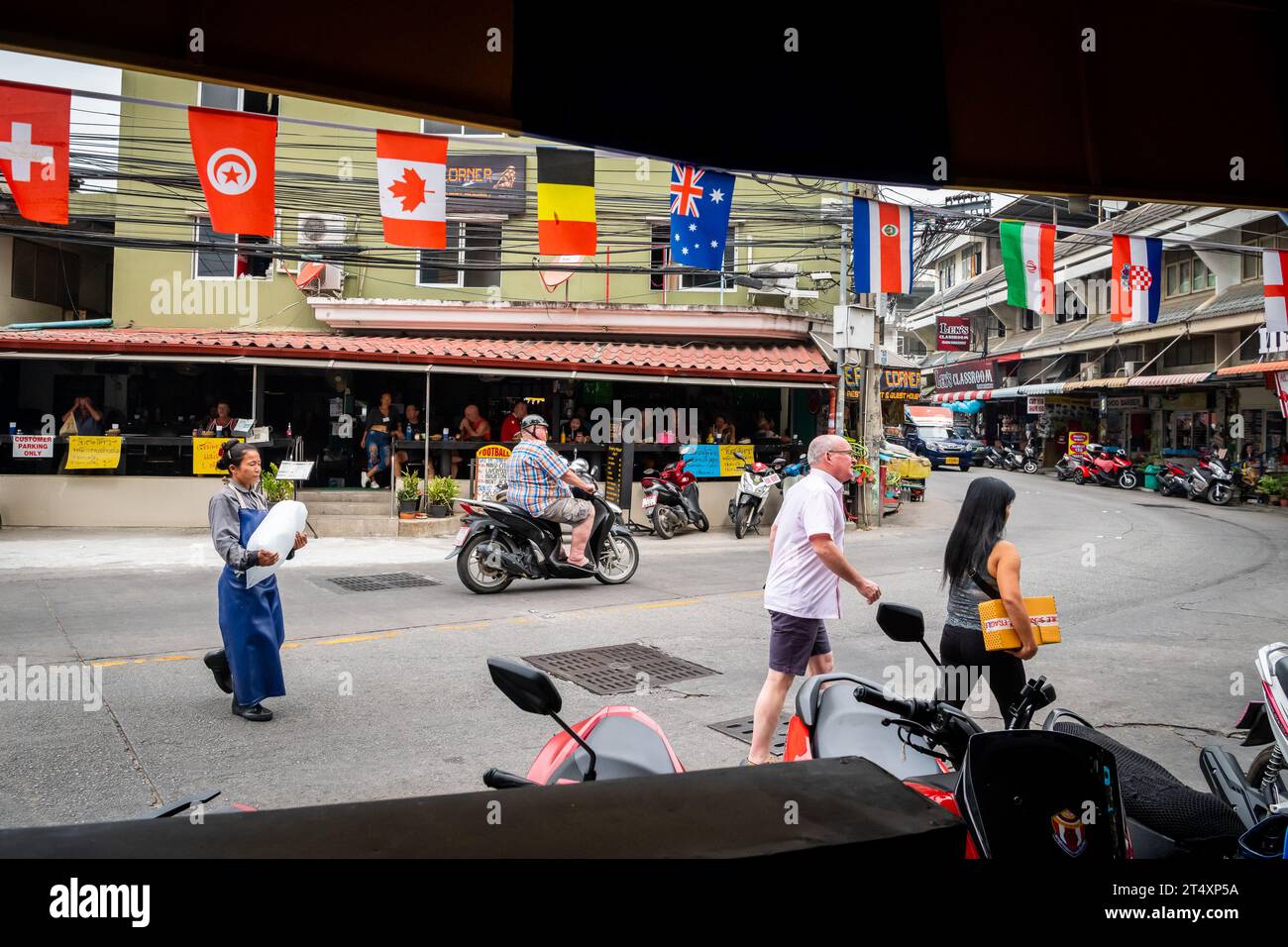 Ein Blick auf die bekannte enge Kurve auf Soi Buakhao in Pattaya ...