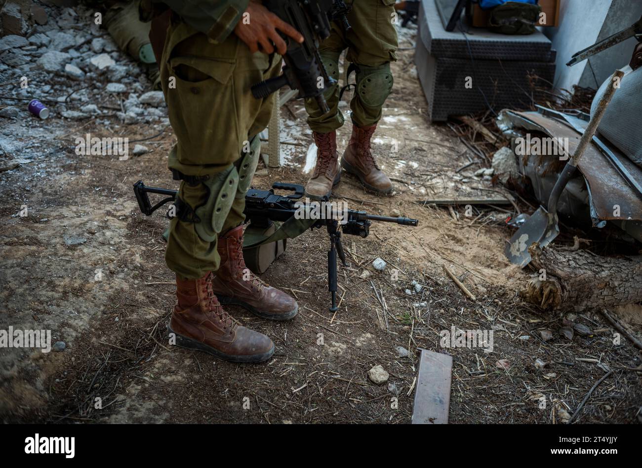 Kfar Aza, Israel. November 2023. Israelische Soldaten werden im Kibbutz ...